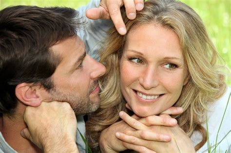 恋人じゃないのに頭を撫でるのはなぜ？ 「撫で方」別の男性心理｜「マイナビウーマン」