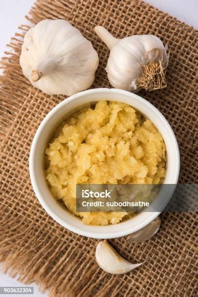 붙여넣기 또는 Toum 또는 Toumya 화이트 Backgroundginger마늘 분말에 고립 된 원시 마늘과 마늘 갈색에 대한 스톡 사진 및 기타 이미지 Istock