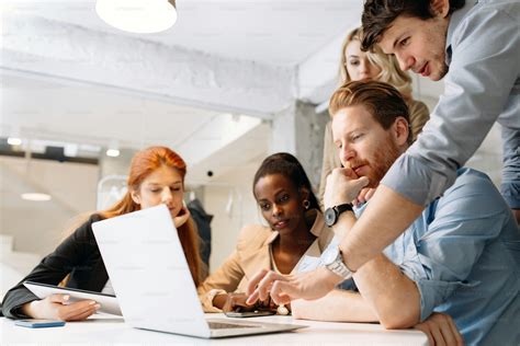 현대적인 사무실에서 브레인스토밍하는 창의적인 사업가와 디자이너 사진 Unsplash의 지도력 이미지