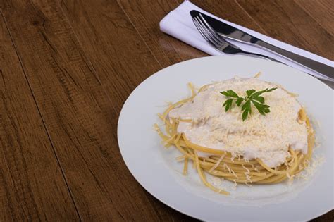 간 치즈와 파슬리 잎을 곁들인 베샤멜 소스를 곁들인 파스타 텍스트에 대한 왼쪽 공간이있는 사진 강판에 갈기에 대한 스톡 사진 및 기타 이미지 Istock