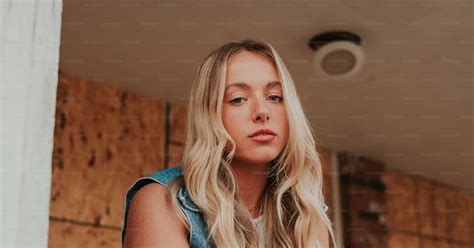 팔짱을 끼고 현관에 앉아 있는 여자 사진 Unsplash의 손을 교차 이미지