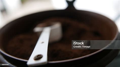 냄비에 커피 숟가락 그릇에 커피 가루 분쇄 커피 가루 클로즈업 샷 커피 브레이크 커피 만들기 블랙 커피 준비 커피 잔 준비 0명에 대한 스톡 사진 및 기타 이미지 Istock