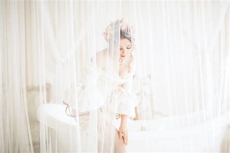 목욕을 준비 하 고 하얀 드레스를 입고 아름 다운 고급 스러운 로코코 헤어 스타일을 가진 Greyhead 여자 결혼식에 대한 스톡 사진 및 기타 이미지 Istock