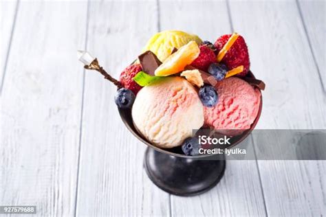귤과 빨 대의 흰색 노란색 빨간색 색상 및 와플 콘 초콜릿 다른 3 개만와 아이스크림 그릇 가까운에 대한 스톡 사진 및 기타 이미지 Istock