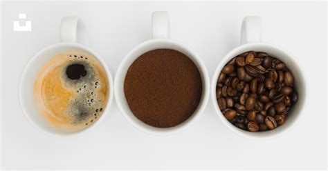 다양한 종류의 커피로 채워진 세 개의 커피 머그잔 사진 Unsplash의 무료 컵 이미지
