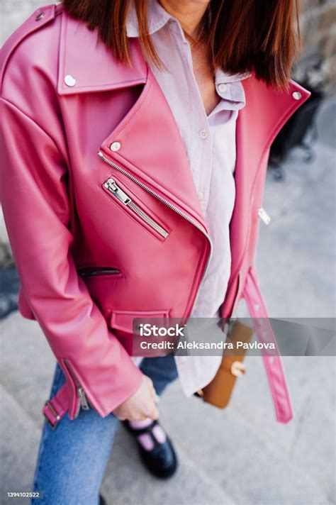 도시 패션의 세련된 이미지 밝은 분홍색 가죽 재킷과 청바지는 얼굴이없는 여성입니다 봄 여성 모습 아늑한 스타일의 옷 선택적 초점 Fashion Show에 대한 스톡 사진 및