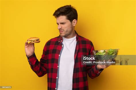 햄버거와 야채 샐러드를 들고 재미 남자의 초상화 건강한 생활방식에 대한 스톡 사진 및 기타 이미지 건강한 생활방식 건강한 식생활 고기 Istock