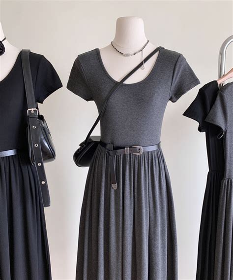 포앤바이앤 벨트 포함 캐주얼 면 롱원피스 라운드넥 백오픈 반팔 슬림 하이웨스트 주름 플레어 심플 긴치마 검정 블랙 니트원피스