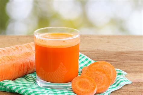 유리와 나무 테이블에 냅킨에 썬된 당근 야채에 신선한 당근 주스 흐림 Defocused 자연 배경 0명에 대한 스톡 사진 및 기타 이미지 Istock