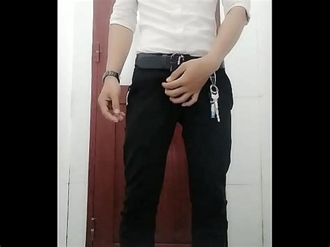 Trai thẳng sục cu trong toilet XNXX COM