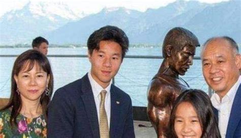 57岁体操王子李宁现状，身价百亿，如今满头白发，妻子仍美貌动人训练时间成功