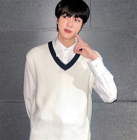 Bts S Jin Has The Wittiest Response To An Army Sending Him Lyrics For His Single The Astronaut