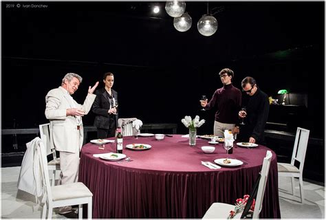 Театър София ПОКАНА ЗА ВЕЧЕРЯ от Оля Стоянова режисьор Тея Сугарева сценография Каролина