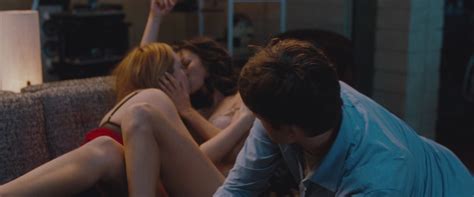 Vedette Lim Nue Dans No Strings Attached