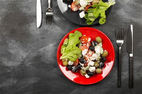 그리스 샐러드 Feta 체리 토마토 올리브 오이 어두운 배경에 보기 상위 공간을 복사 합니다 음식 배경 0명에 대한 스톡 사진 및 기타 이미지 Istock