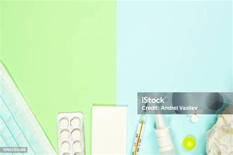 온도계 손수건 의약품 의료 마스크 및 녹색 파란 배경에 비 강 스프레이 감기와 독감 치료의 복사 공간 개념입니다 감기와 독감에 대한 스톡 사진 및 기타 이미지 Istock