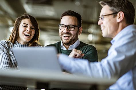 사무실에서 회의에 노트북을 사용하여 행복한 부부와 부동산 에이전트 행복에 대한 스톡 사진 및 기타 이미지 행복 고객 비즈니스 Istock