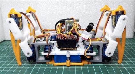 crean un robot araña con una prusa y una placa de arduino rogerbit