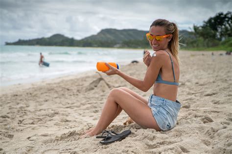 여름 해변에서 젊은 여성은 그녀의 얼굴과 몸에 자외선 차단제를 적용 피부에 보호 가냘픈에 대한 스톡 사진 및 기타 이미지