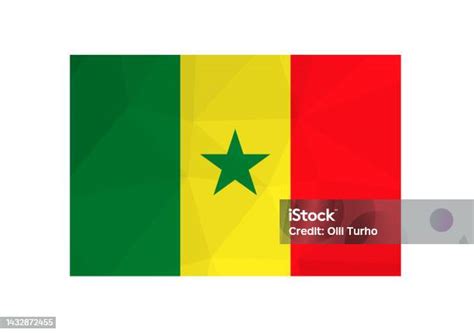 벡터 일러스트레이션 세네갈의 공식 상징 녹색 노란색 빨간색 줄무늬와 별이있는 국기 삼각형 모양의 낮은 폴리 스타일의 창조적 인