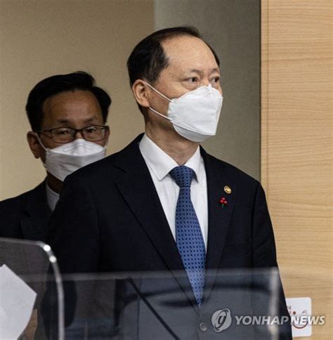 회견장 입장하는 이완규 법제처장 네이트 뉴스