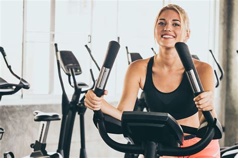 매력적인 젊은 여자는 체육관에서 운동 자전거에 밖으로 작동 건강한 생활방식에 대한 스톡 사진 및 기타 이미지 건강한 생활방식 관능 근육 Istock