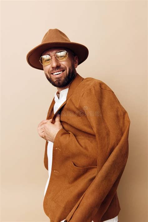 человек модный стиль изолированный шляп фон счастливый фон портрет молодой человек красивый