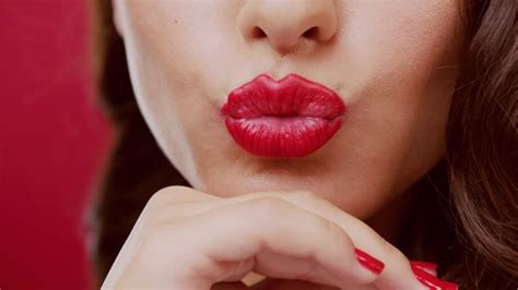 43477 Smooching Stock Videos Footage And 4k Video Clips Getty Images