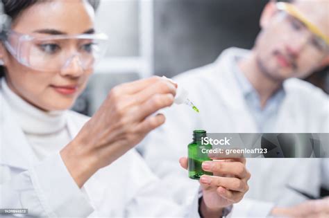 건강 관리 화장품 연구의 제약 과학 실험실 화학자 의사 비커 안경 도구를 가진 화학 의학 실험의 유기 약초 약물을 테스트하기