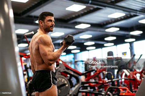 체육관 운동 무게 훈련 보디 빌딩 무게와 훈련을 가진 근육 남자 보디 빌딩에 대한 스톡 사진 및 기타 이미지 보디 빌딩