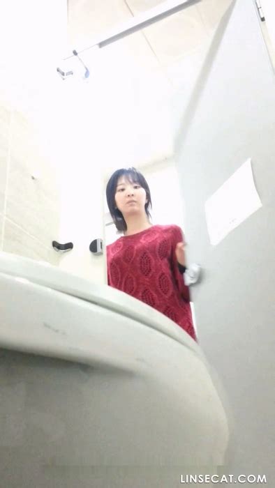 한국 롯데백화점 화장실에 숨겨진 카메라 조명이 아주 좋고 미녀의 보지가 선명하게 보입니다 인색 한 고양이