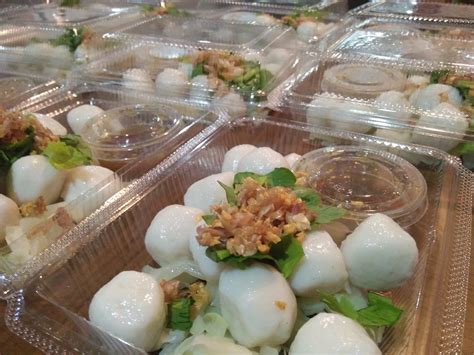 ลูกชิ้นปลาลวกจิ้ม ก๋วยเตี๋ยวรถไฟแม่สำเนียง