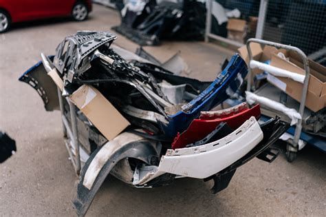 자동 파괴 야드에서 혼합 고철 더미의 근접 촬영 산업 폐차장에서 오래된 자동차 해체 0명에 대한 스톡 사진 및 기타 이미지