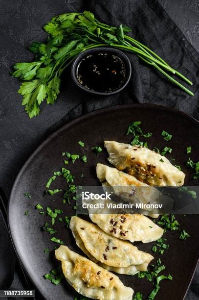 소박한 검은 탁자 위에 튀긴 한국식 만두 접시 접시에 딤섬 맨 위 보기 Jiaozi에 대한 스톡 사진 및 기타 이미지