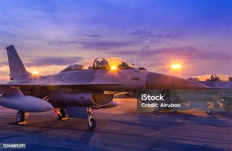 밤에 항공 비행 쇼 중에 빛 공항과 활주로에 주차 된 실루엣 전투기 군용 항공기 군사 기지에 대한 스톡 사진 및 기타 이미지 군사 기지 공군 활주로 Istock