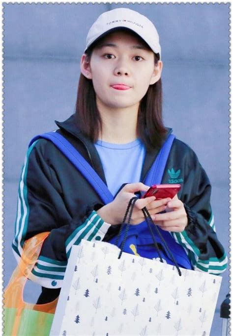16歲的段奧娟就是任性，「少女顏」素顏走機場，不畫眉更清純！ 每日頭條