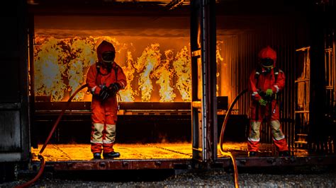 소방관 개념 화재로 싸우기 위해 물과 소화기를 사용하는 소방관 소방 훈련 훈련 중 호스와 물로 화재와 싸우는 소방관 2명에 대한 스톡 사진 및 기타 이미지 Istock