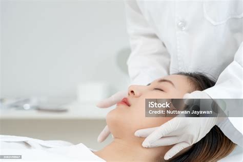 성형 수술 미용 외과 의사 또는 미용사가 여성의 얼굴을 만지는 경우 얼굴 모양을 변경하는 수술 절차 의사가 환자의 얼굴을