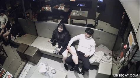 해킹된 Ip 카메라 노래방에서 섹스를 하는 젊은 한국 커플 서로를 만족시키기 위해 손을 사용하여 소녀들은 공공 장소에서 분출할 뻔했습니다 인색 한 고양이