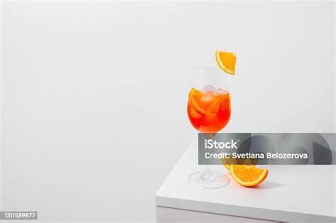 흰색 배경에 얼음과 오렌지 슬라이스와인 잔을 곁들인 아페롤 스프리츠 칵테일 최소한의 크리에이티브 컨셉 단일 이미지에 대한 스톡 사진 및 기타 이미지 Istock