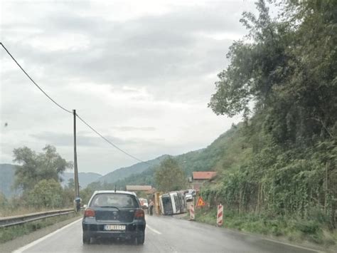Na Dionici Zenicanemila Se Prevrnuo Teretnjak
