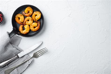 그릴 새우 바베큐 스타일 혼합 매운 프라이밍 철 팬에 흰색 배경에 상단 보기 플랫 누워 카피 스페이스와 텍스트 공간을 가진