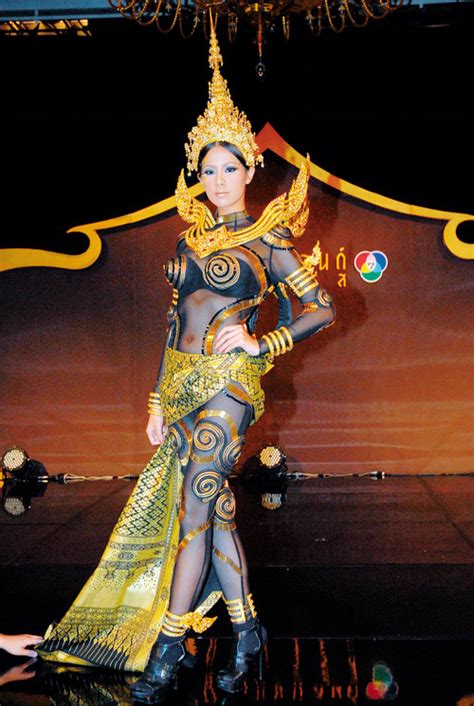 คุณคิดยังไงกับ ชุดประจำชาติไทย ที่จะใช้ในการประกวด มิสยูนิเวิร์ส 2011