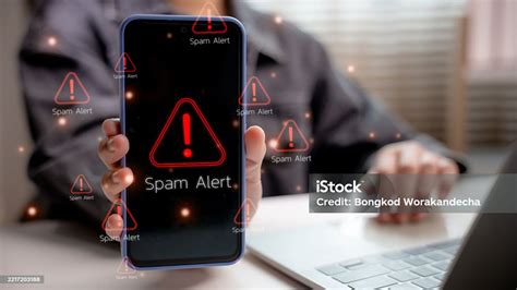 모바일 사이버 보안 피싱 위협 사기 탐지 및 디지털 안전 인식을 나타내는 여러 개의 빨간색 스팸 경고 아이콘이 화면에 표시되는 스마트폰을 들고 있는 사람 Brand Name