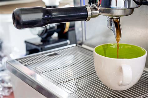 바리 스타 커피 메이커 기계를 사용 하 여 뜨거운 커피를 만드는 백색 유리에 닫습니다 카페 라이프 스타일 중소 기업 또는 음료