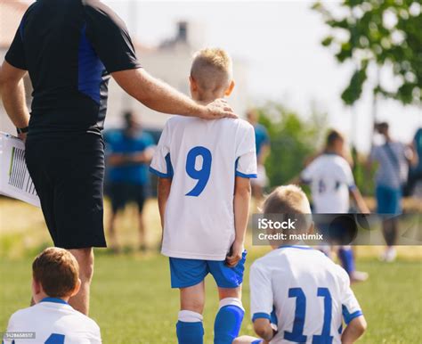 토너먼트 게임에서 젊은 코치와 축구 소년 코치 선수 어깨에 손을 넣어 교체를 만들기 학교 축구 팀의 어린이 서 있기에 대한 스톡 사진 및 기타 이미지 Istock