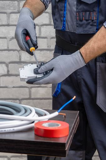 전기 기술자는 드라이버를 사용하여 작업합니다 전기 기술자 수리 기술에 대한 스톡 사진 및 기타 이미지 기술 기술자 나사 Istock