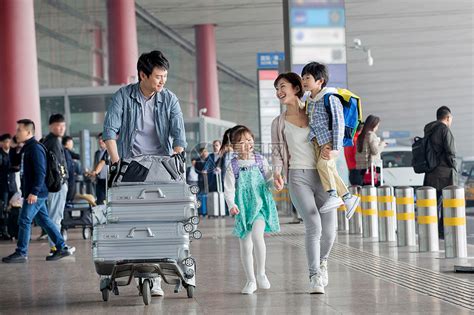 欢乐家庭在机场推着行李高清图片下载 正版图片507649671 摄图网