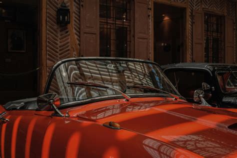 교통 노란색 차 레트로 모터쇼 빈티지 운송 수단 자동차 자동차 만남 자동차 전시회 정비소 주차장 충전기를 피하십시오 클래식 자동차에 관한 무료 스톡 사진