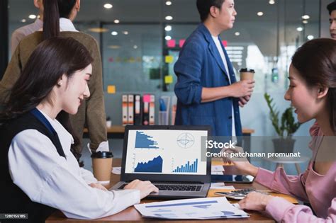 노트북 화면에서 그래프에 초점을 맞춘 두 젊은 비즈니스 여성 스타트업 스타트업 기업가 캐주얼 브레인 스토밍 비즈니스 미팅 사무실